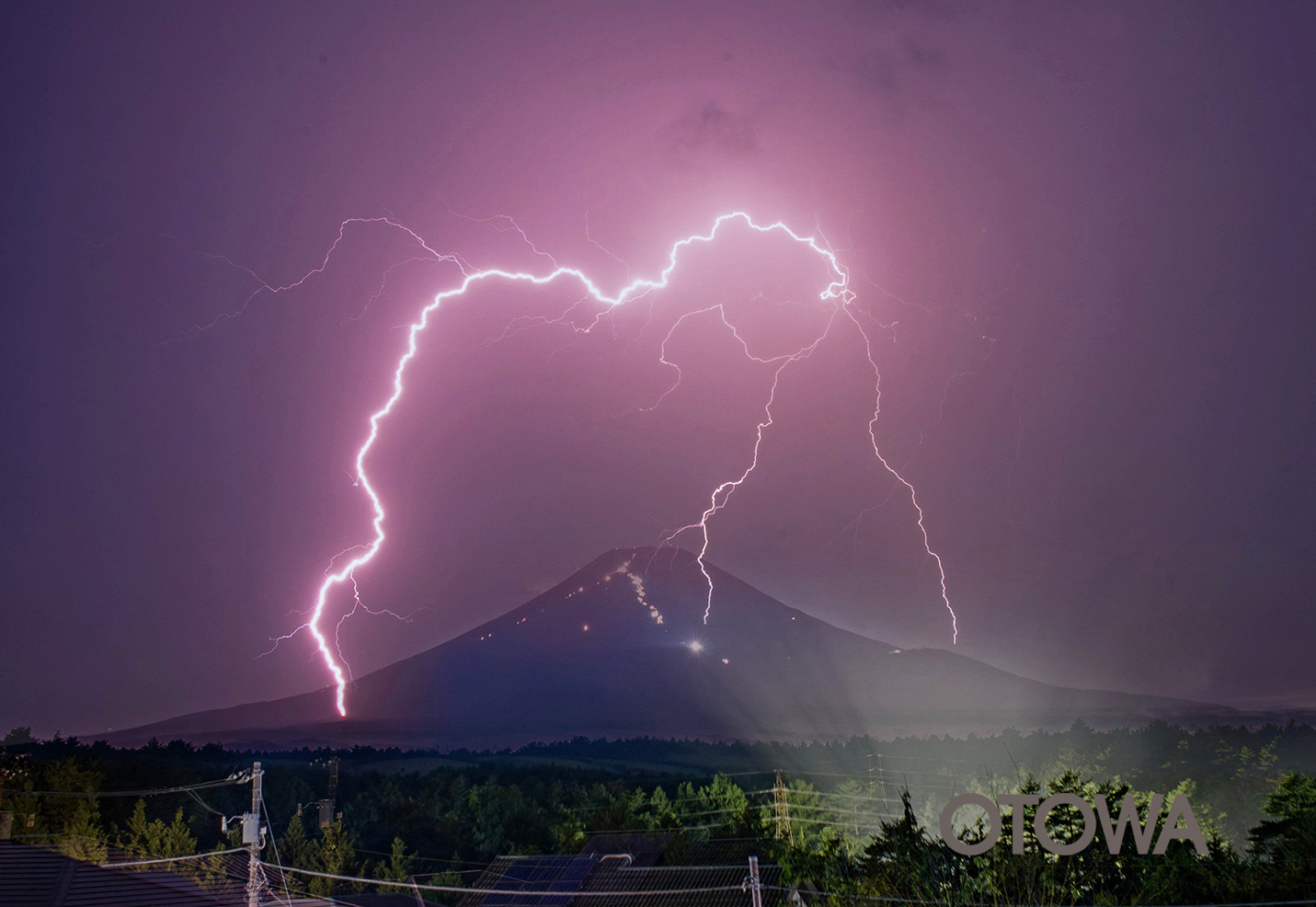 Light rain begins to fall and lightning strike | OTOWA ELECTRIC CO., LTD.
